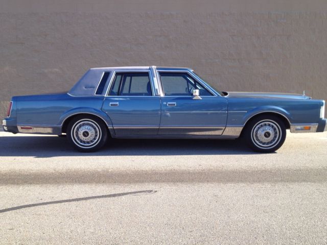 Class of '86! - Classic Lincoln Town Car 1986 for sale