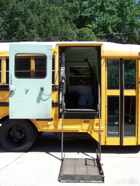 THOMAS 16 PASS BUS HANDICAP WHEELCHAIR LIFT COMP TO FREIGHTLINER COACH ...